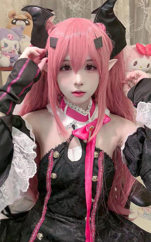 Cosplay Krul Tepes: Shimianxiong’s Adorable Vampire Queen Look ...