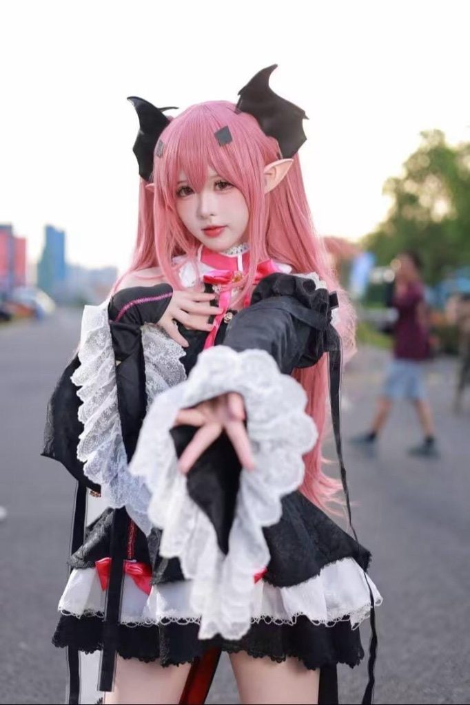 Cosplay Krul Tepes: Shimianxiong’s Adorable Vampire Queen Look ...